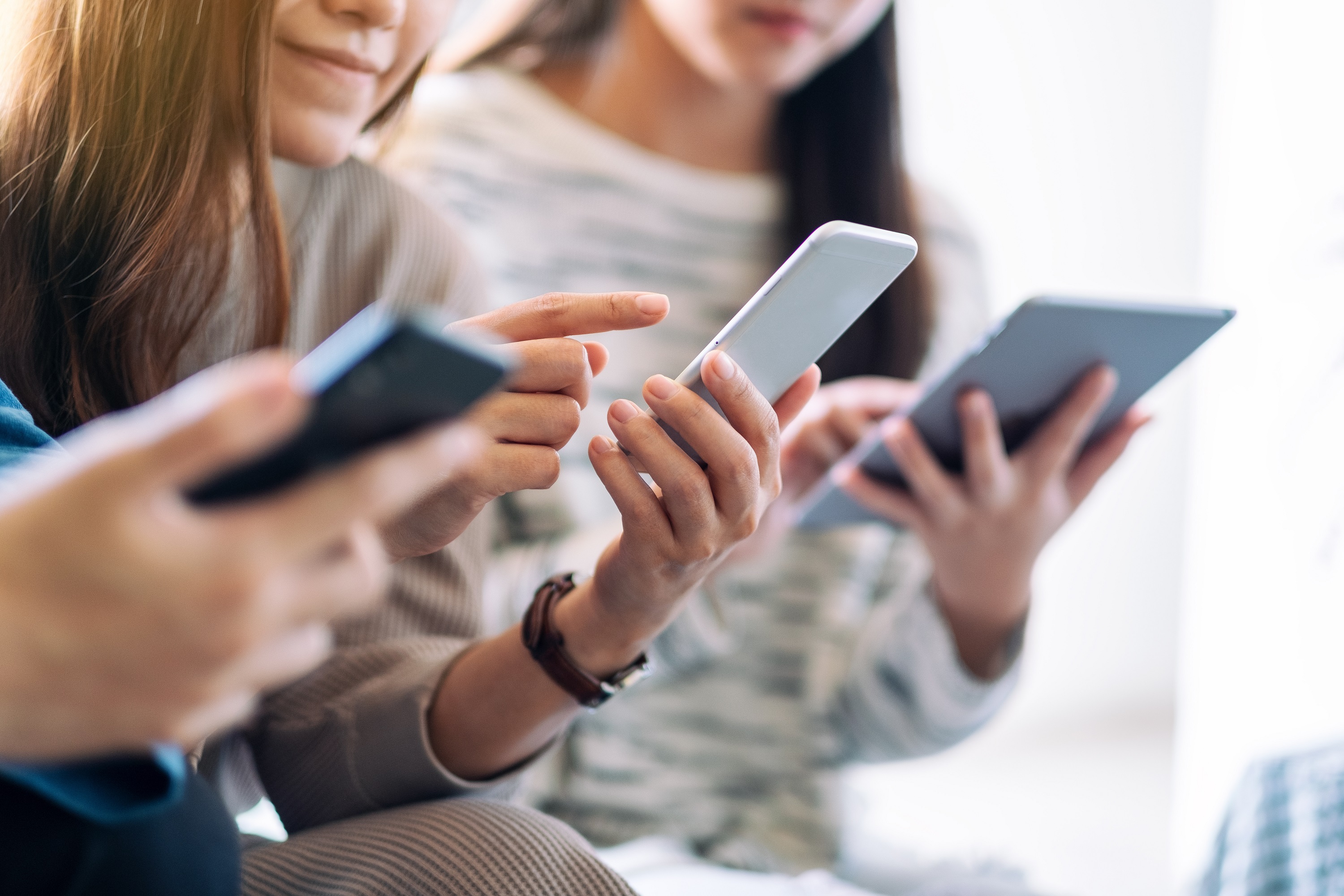 Parental support linked to teen internet addiction - The University of ...