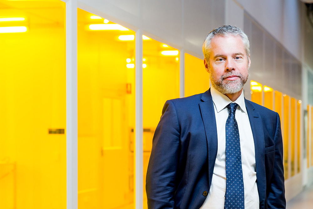 Ben Eggleton wins prestigious optical society medal - The University of ...